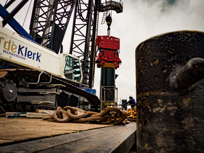 Buispaal geplaatst met 's werelds grootste VM trilblok